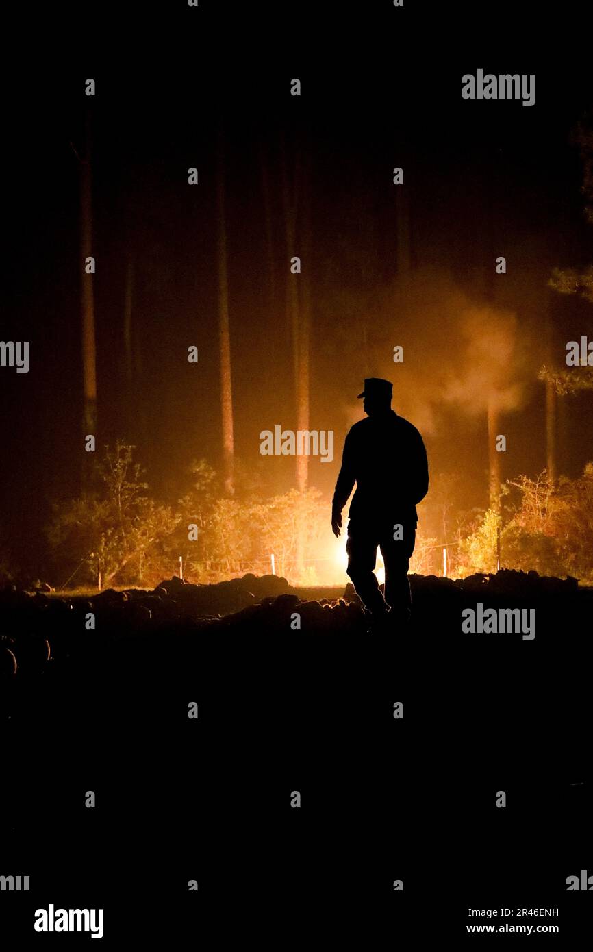 Recruits with Hotel Company, 2nd Recruit Training Battalion, navigate ...
