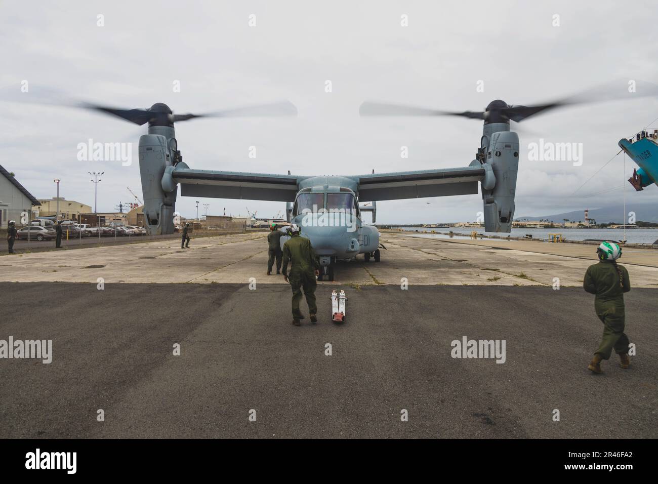 U.S. Marines with Marine Medium Tiltrotor Squadron 363 land an MV-22B ...