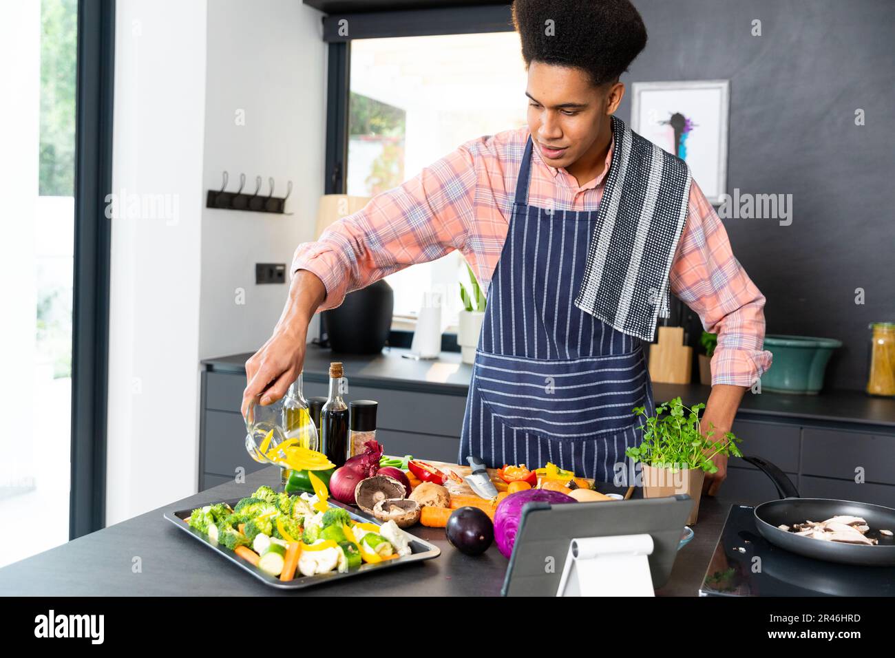 Man wearing apron cooking hi-res stock photography and images - Alamy