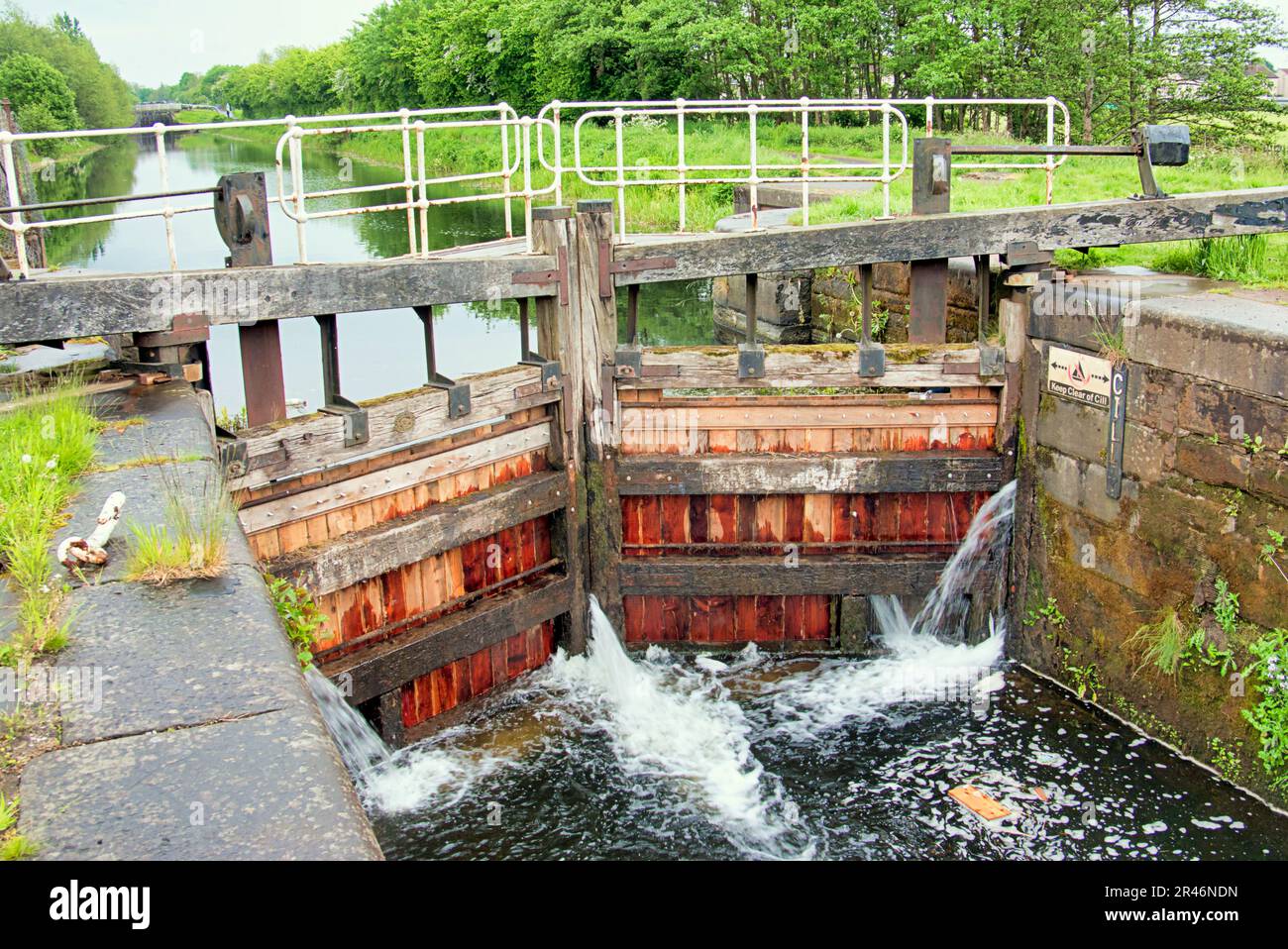 Forth and clyde canal lock gates closed Stock Photo - Alamy