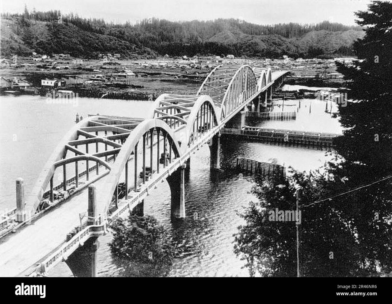 Umpqua river bridge hi-res stock photography and images - Alamy