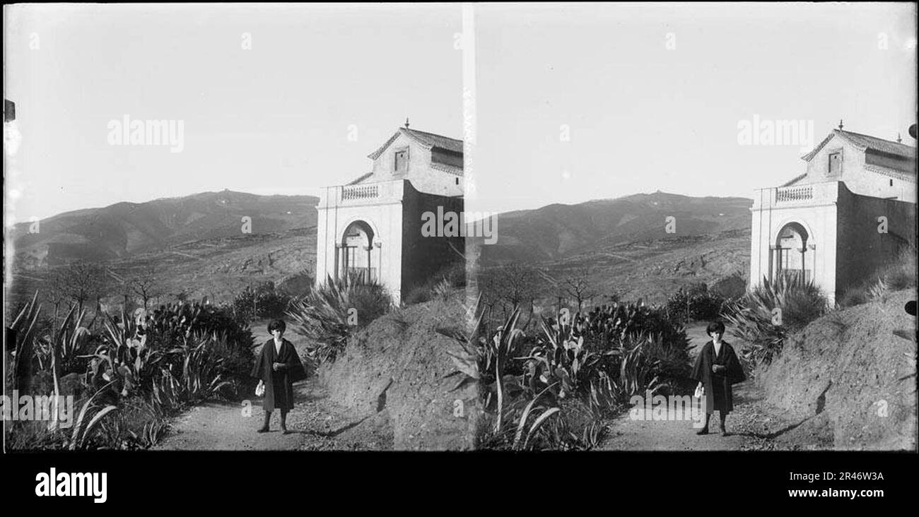 Un nen al davant d'una masia al Coll i al fons el Tibidabo Stock Photo ...