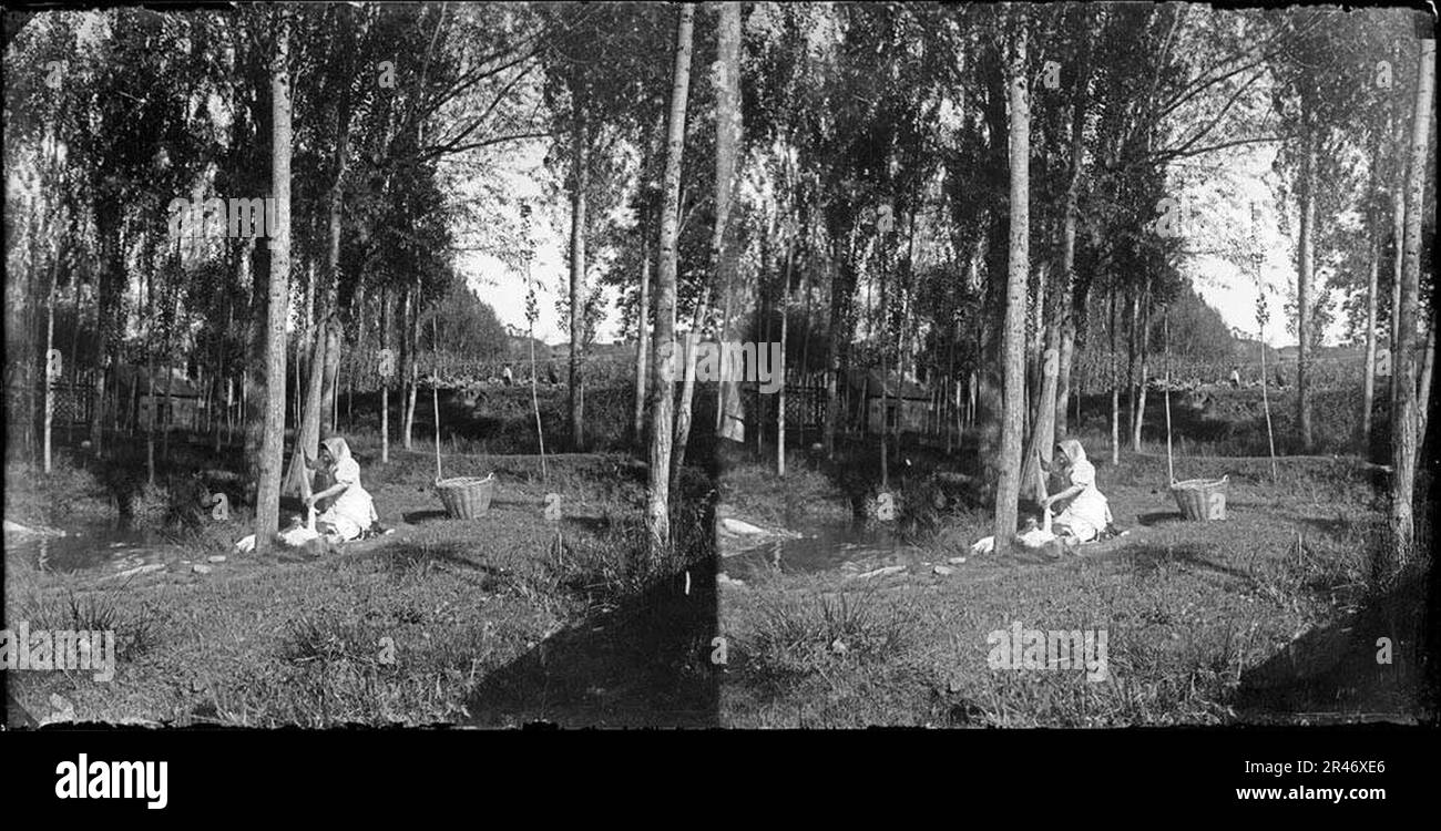 Una dona rentant roba al riu Stock Photo - Alamy