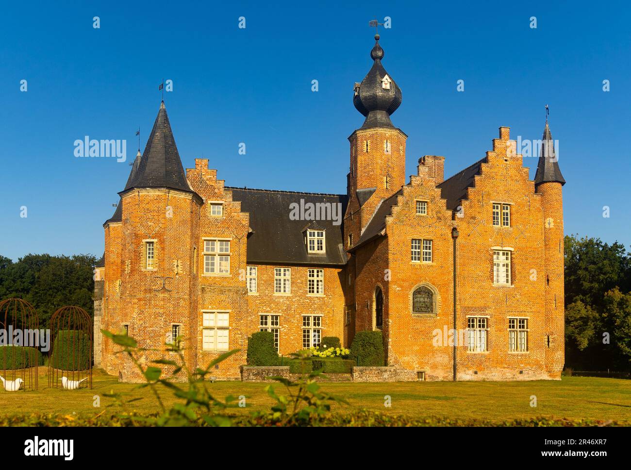 Rumbeke Castle (Kasteel van Rumbeke) historical building in Rumbeke ...