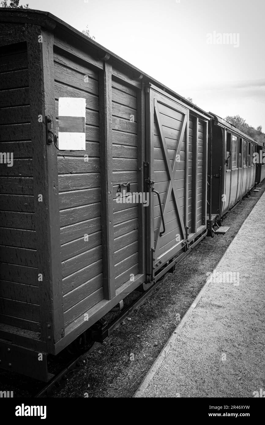 Train standing at station hi-res stock photography and images - Alamy