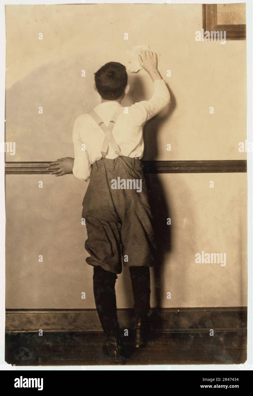 Unfavorable working position standing. No support for the shorter limb ...