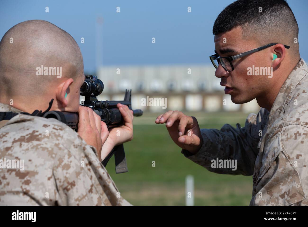 Teaching marksmanship hi-res stock photography and images - Alamy