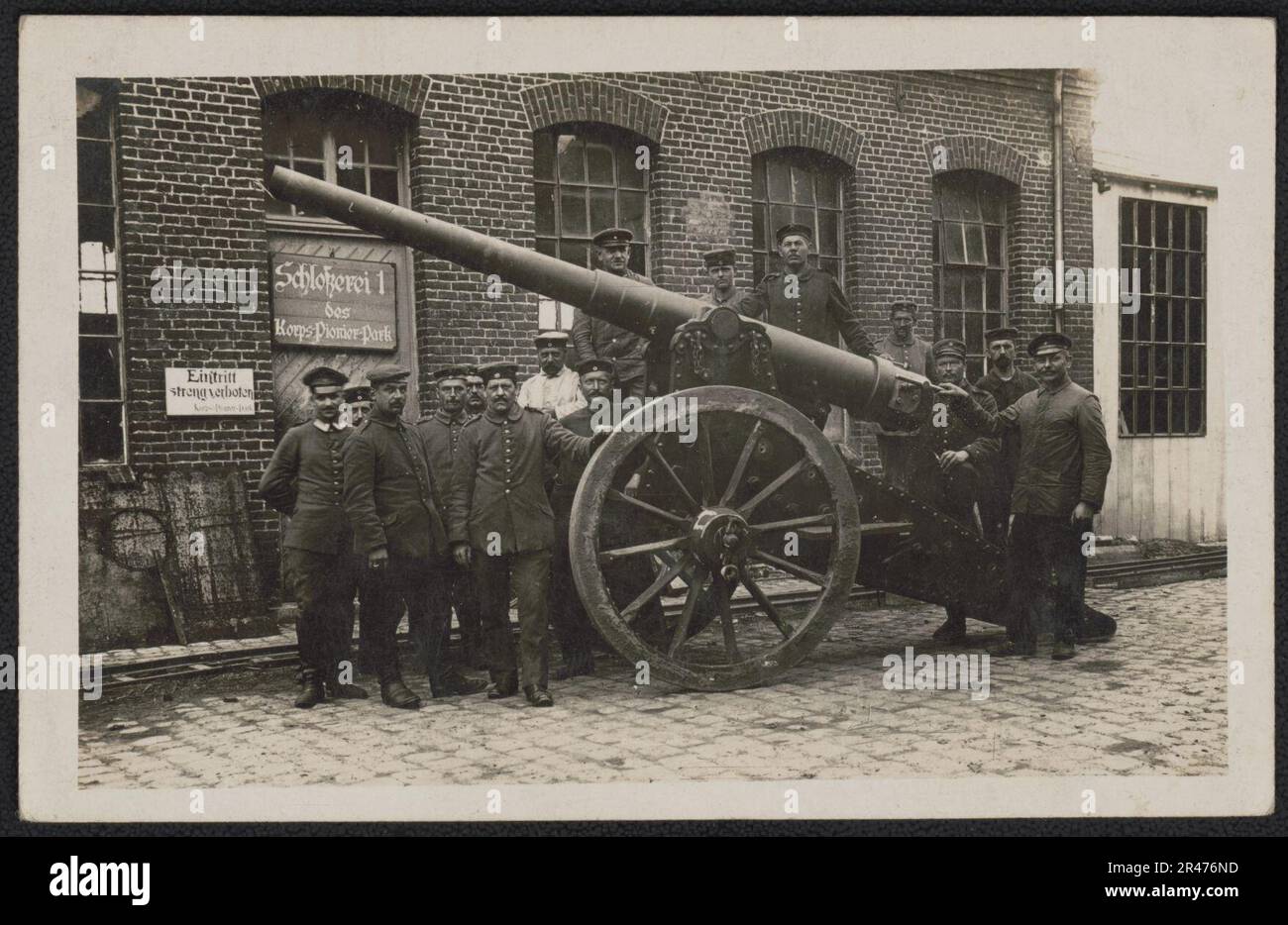 Unidentified German soldiers in uniform with cannon Stock Photo - Alamy