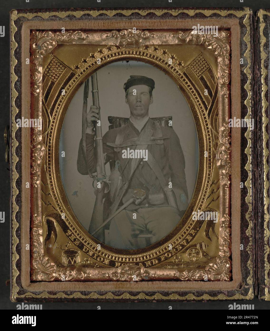 Unidentified infantry soldier in Union uniform in full marching order ...