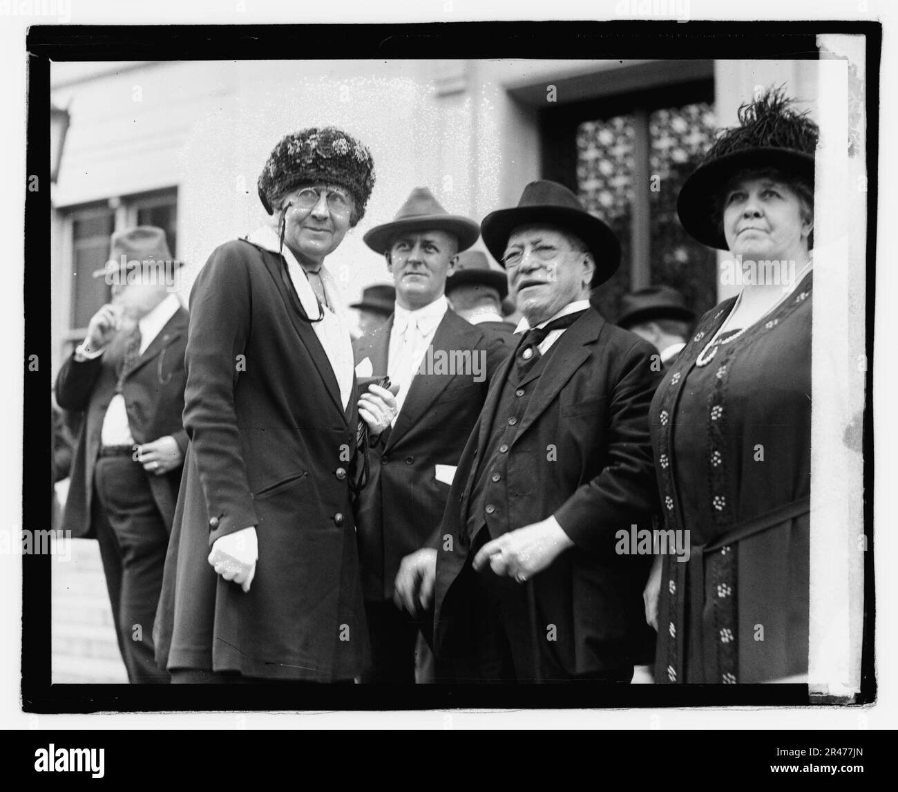 People outside of building Black and White Stock Photos & Images - Alamy