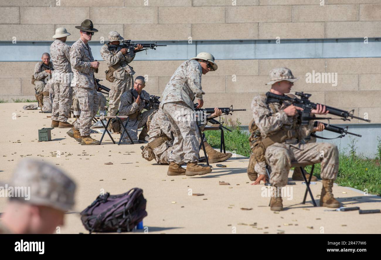 Range coaches assist recruits with Oscar Company, 4th Recruit Training ...