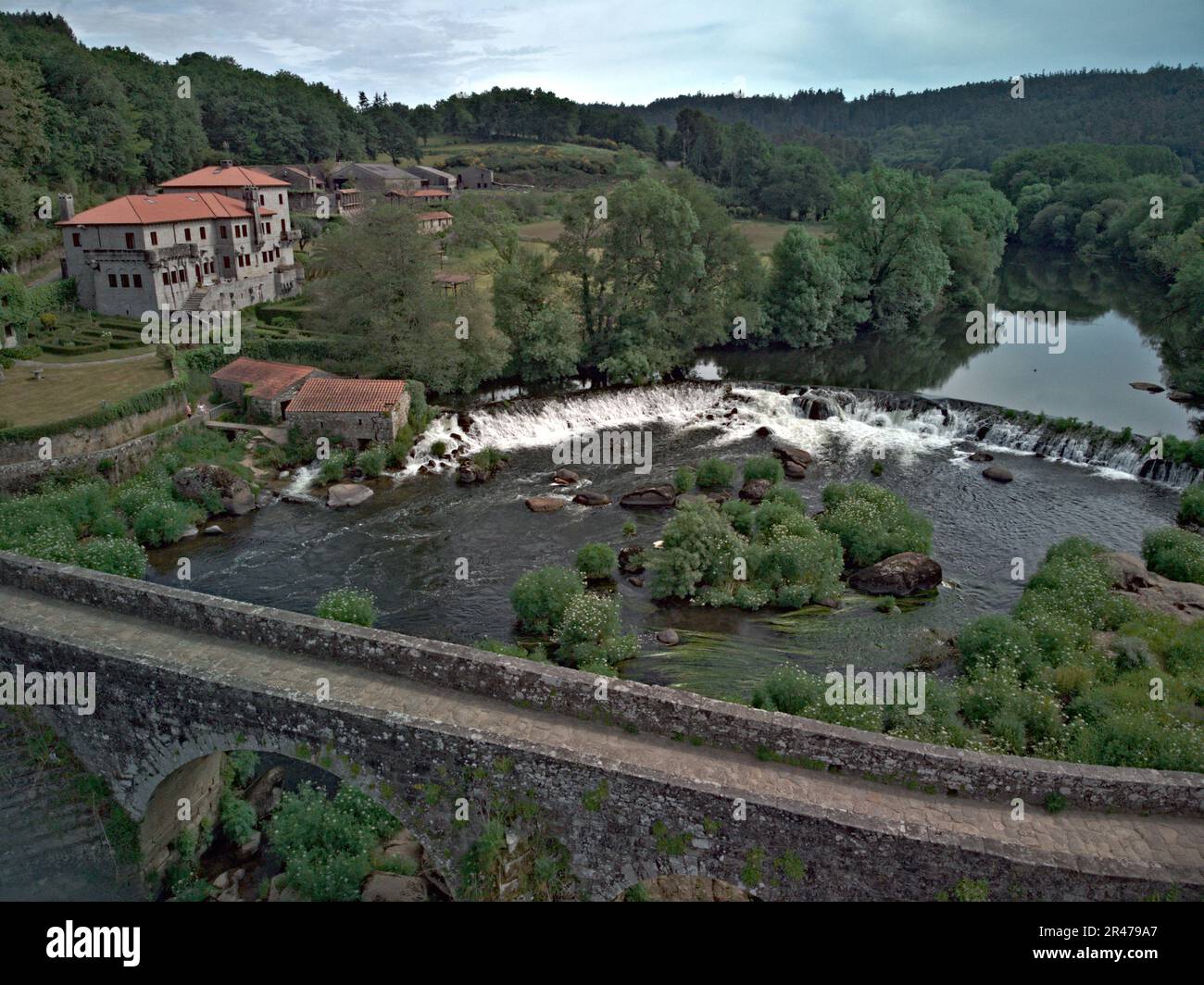 A scenic view of the Bridge Ponte Maceira spanning across the Tambre ...