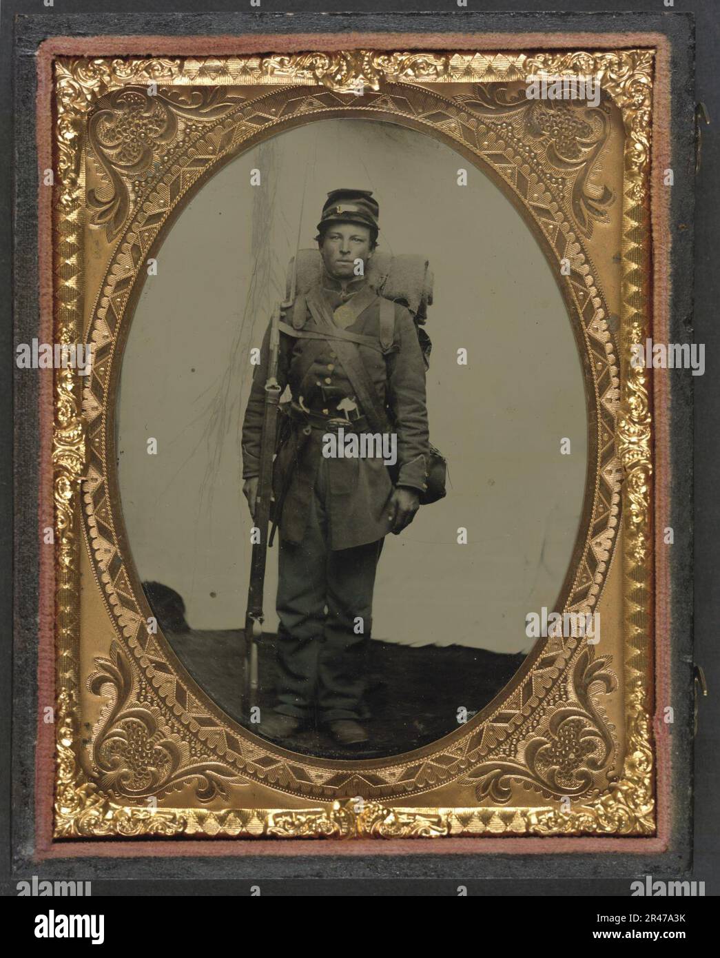 Unidentified soldier in Union uniform with bayoneted musket, revolver ...