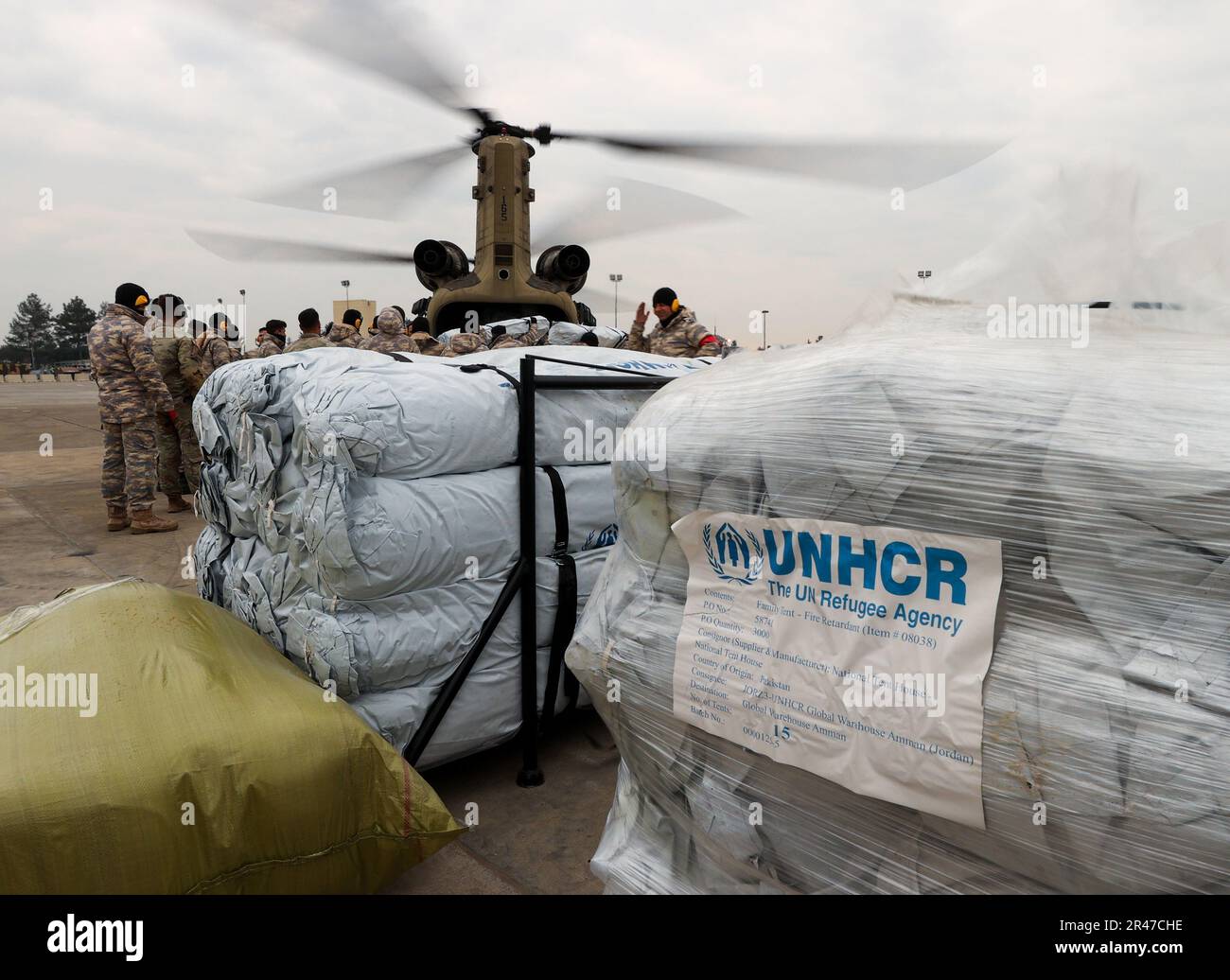 Turkish military personnel humanitarian aid onto a CH-47 Chinook ...