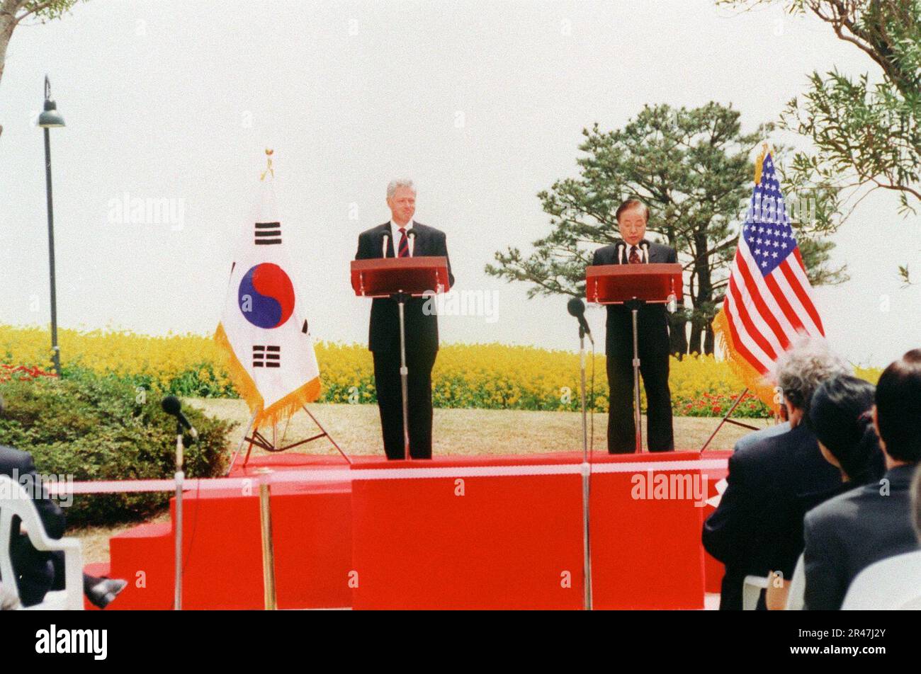 United States President Bill Clinton and Korean President Kim Yong Sam ...