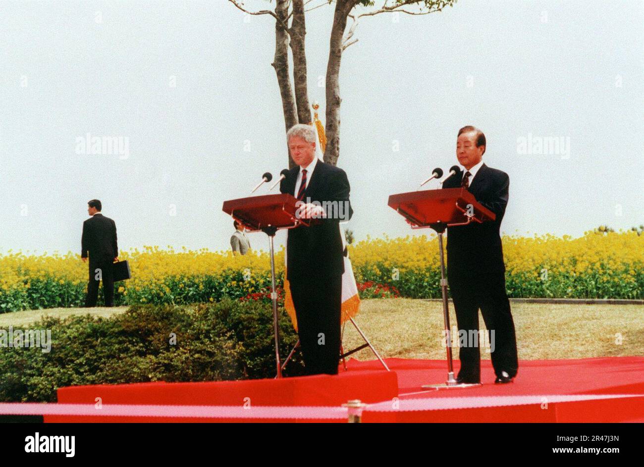 United States President William J. Clinton and South Korean President ...