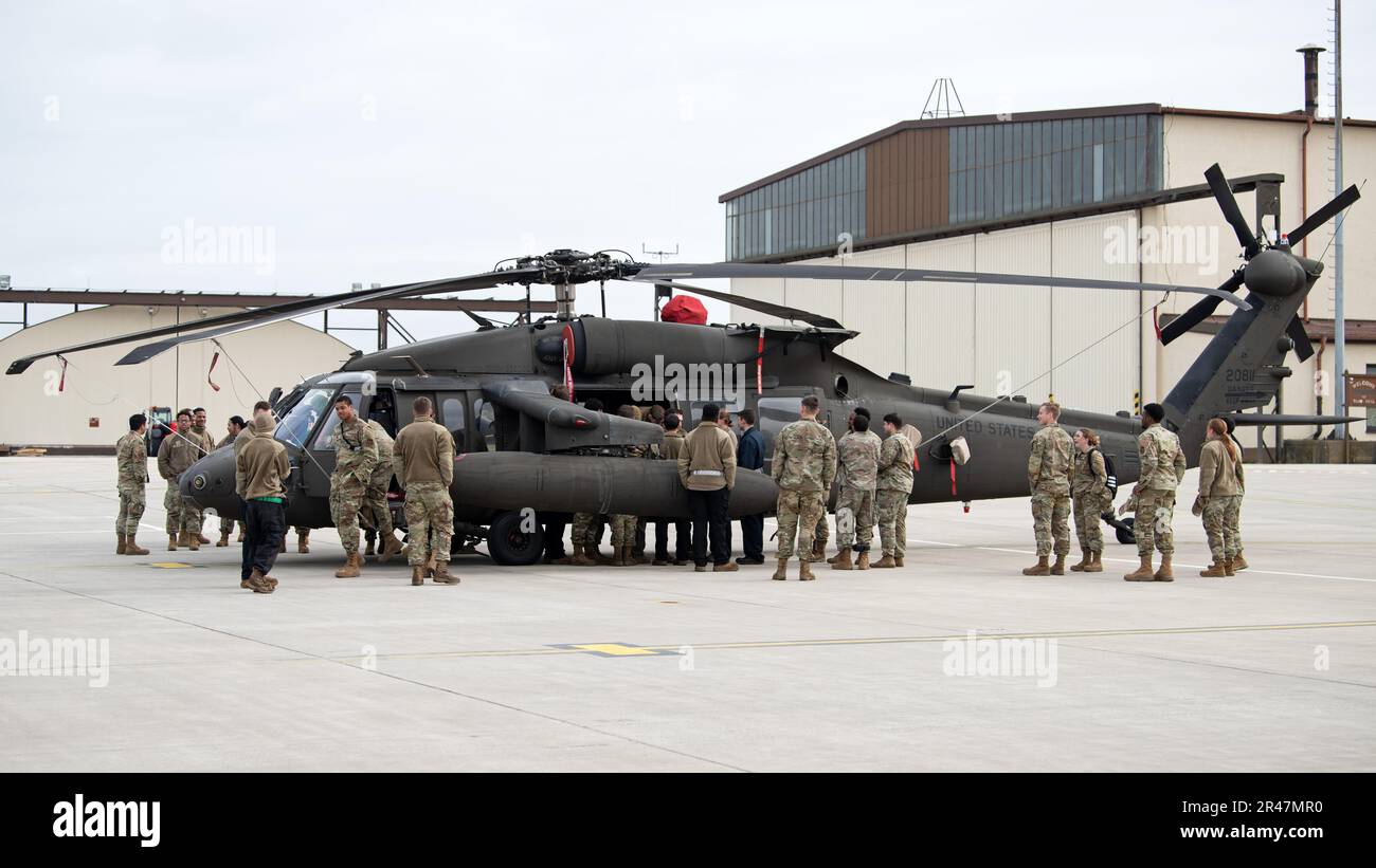 U.S. Soldiers assigned to Chaos Company, 3-501st Assault Helicopter ...