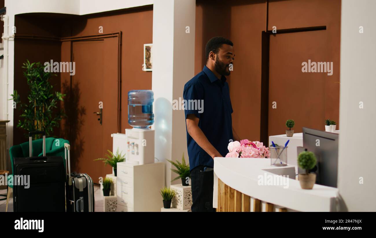 Hotel guest at reception Stock Photo - Alamy