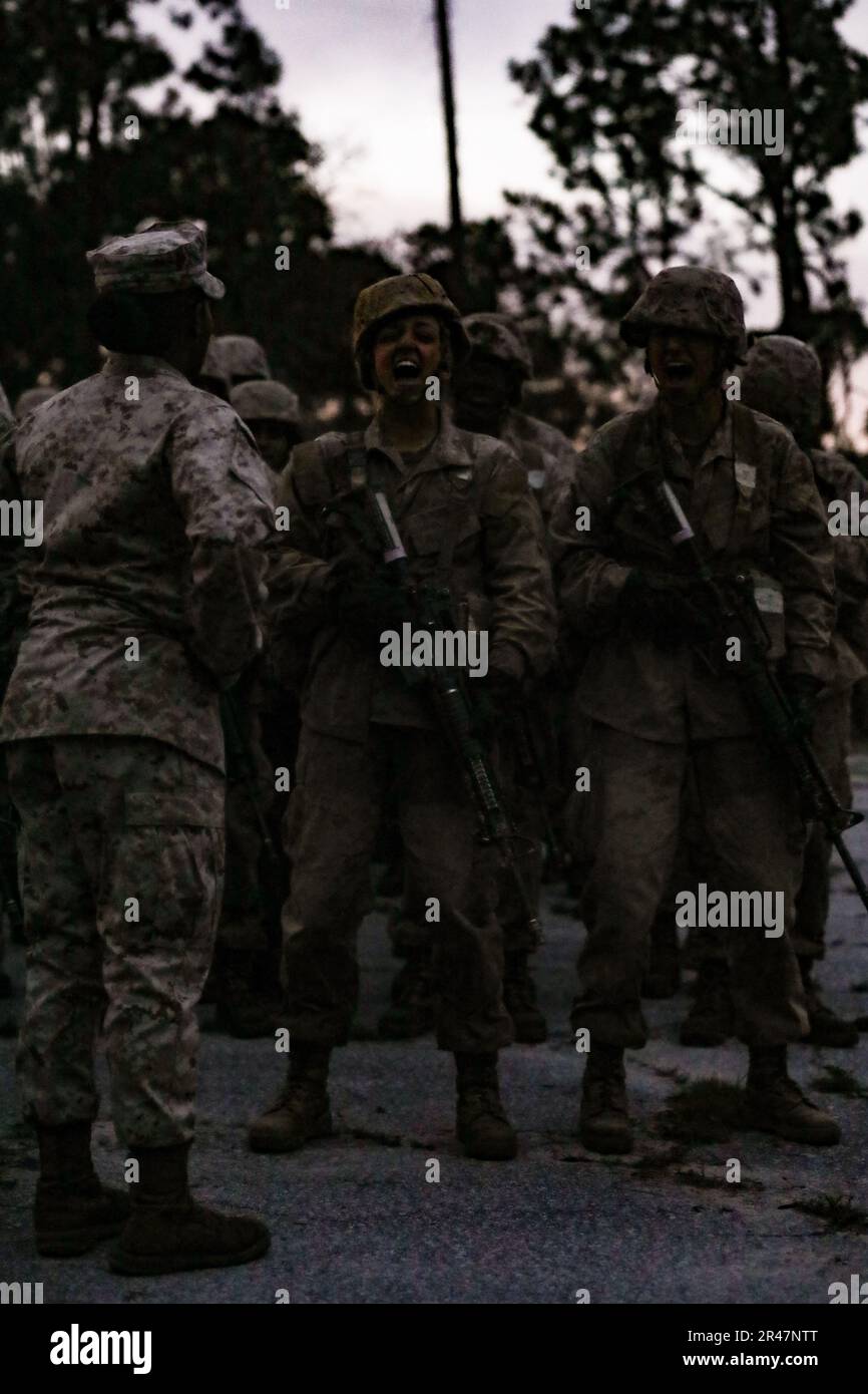 Recruits with Hotel Company, 2nd Recruit Training Battalion, navigate ...