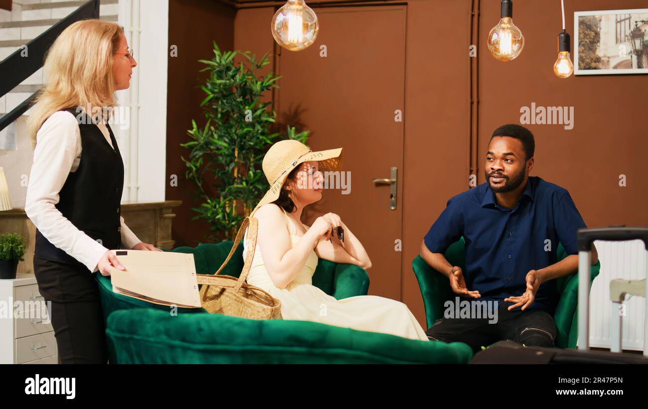 Hotel staff welcoming guests hi-res stock photography and images - Alamy