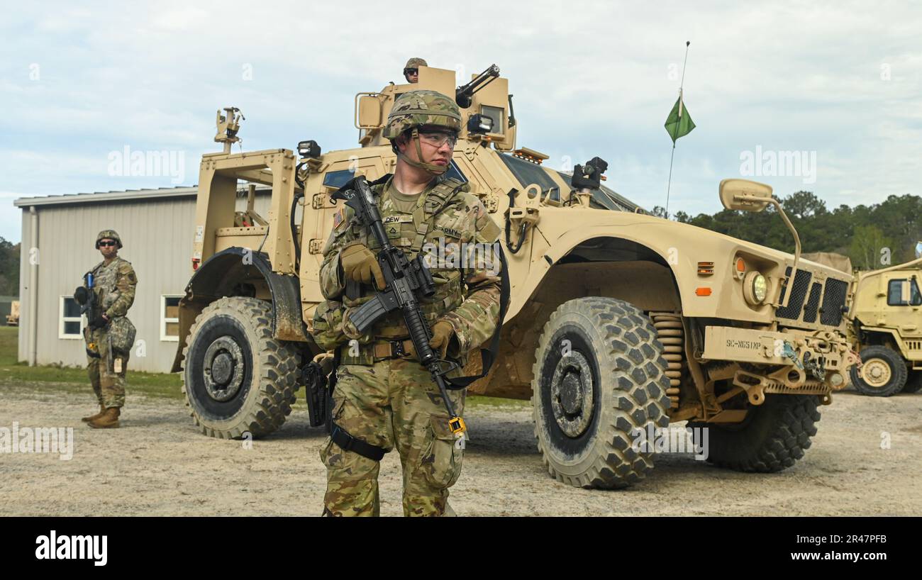 U.S. Army National Guard Soldiers with the 132nd Military Police ...