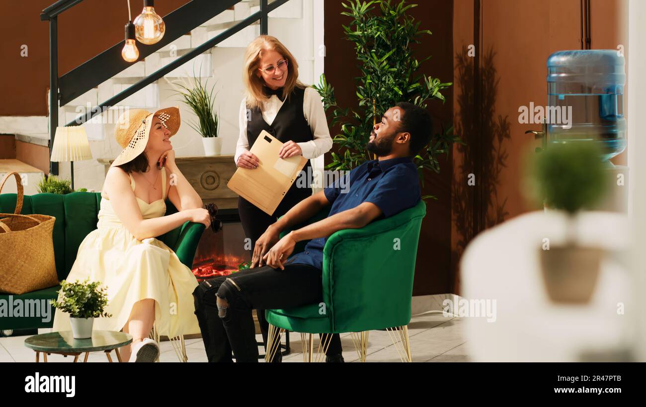 Employee providing great service Stock Photo - Alamy