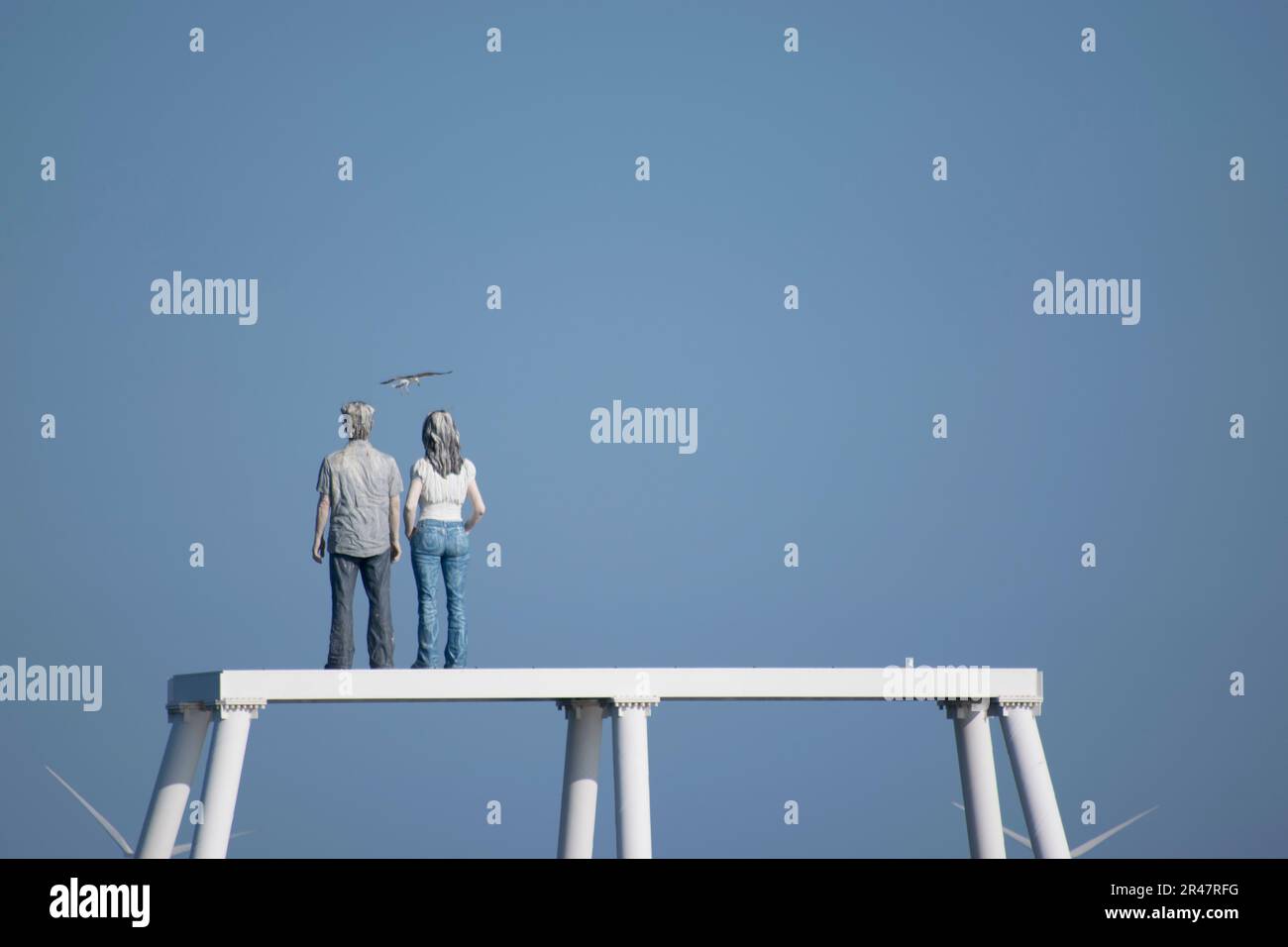 Statue of the couple at Newbiggin by the sea Stock Photo - Alamy