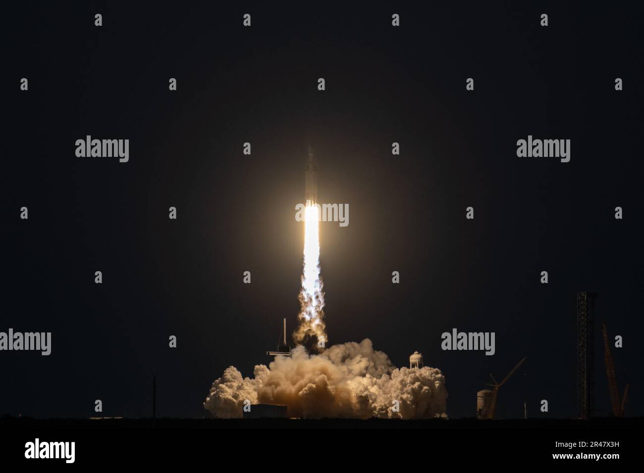 A SpaceX Falcon Heavy rocket carrying the U.S. Space Force 67 payload ...