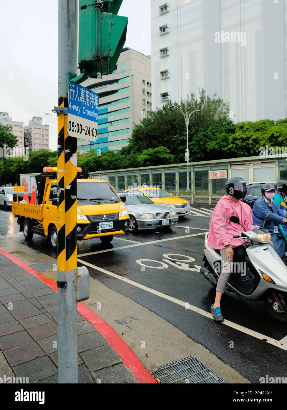 4 way traffic signal hi-res stock photography and images - Alamy