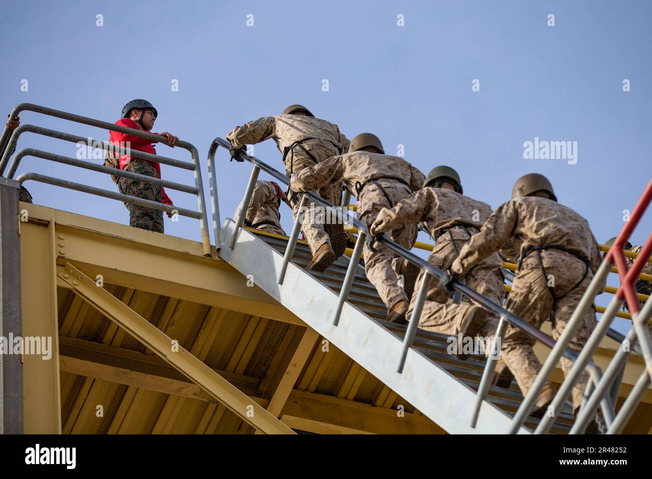Marines training climb hi-res stock photography and images - Alamy