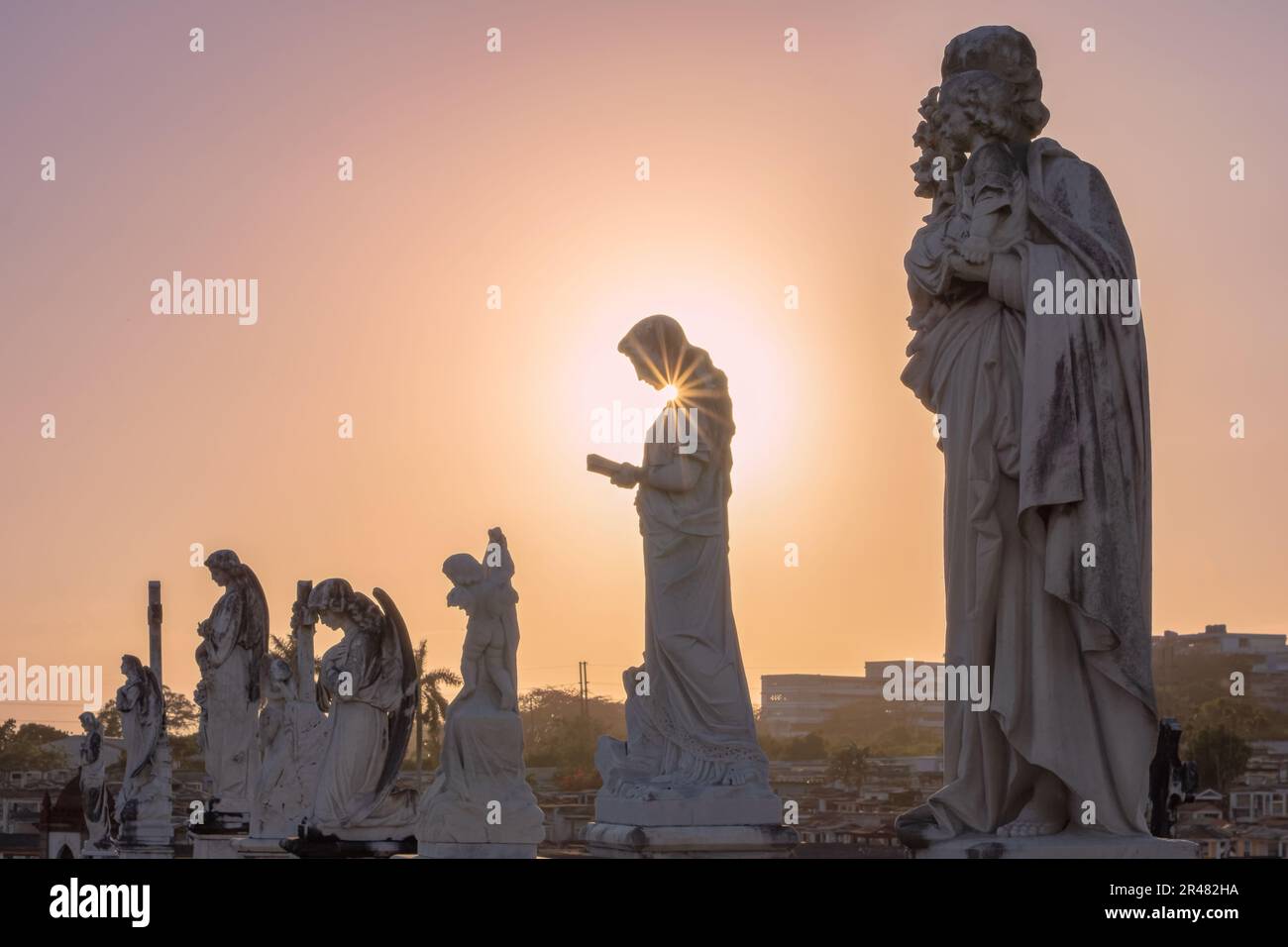 White stone statues hi-res stock photography and images - Alamy