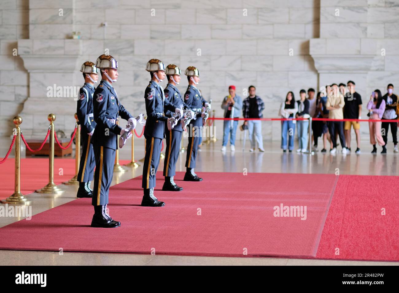 Changing of the guard ceremony at the bronze statue of Chiang Kai-Shek ...