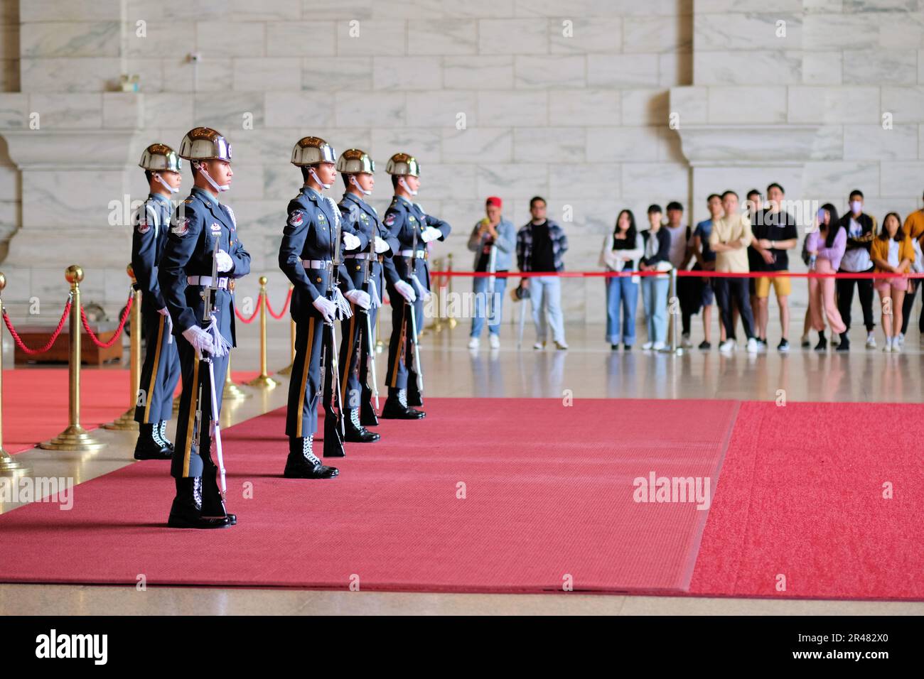 Changing of the guard ceremony at the bronze statue of Chiang Kai-Shek ...