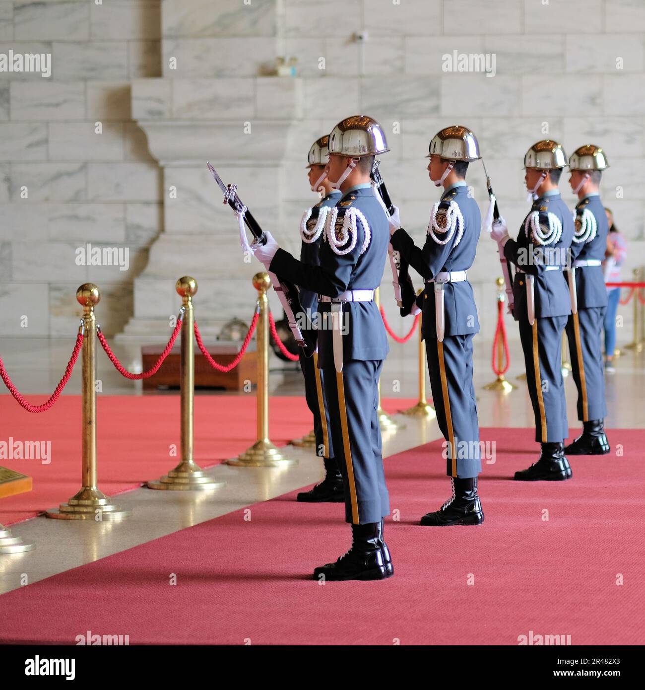 Changing of the guard ceremony at the bronze statue of Chiang Kai-Shek ...