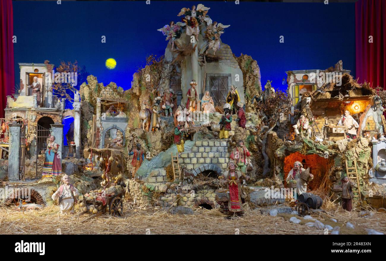 Italian creche figures hi-res stock photography and images - Alamy