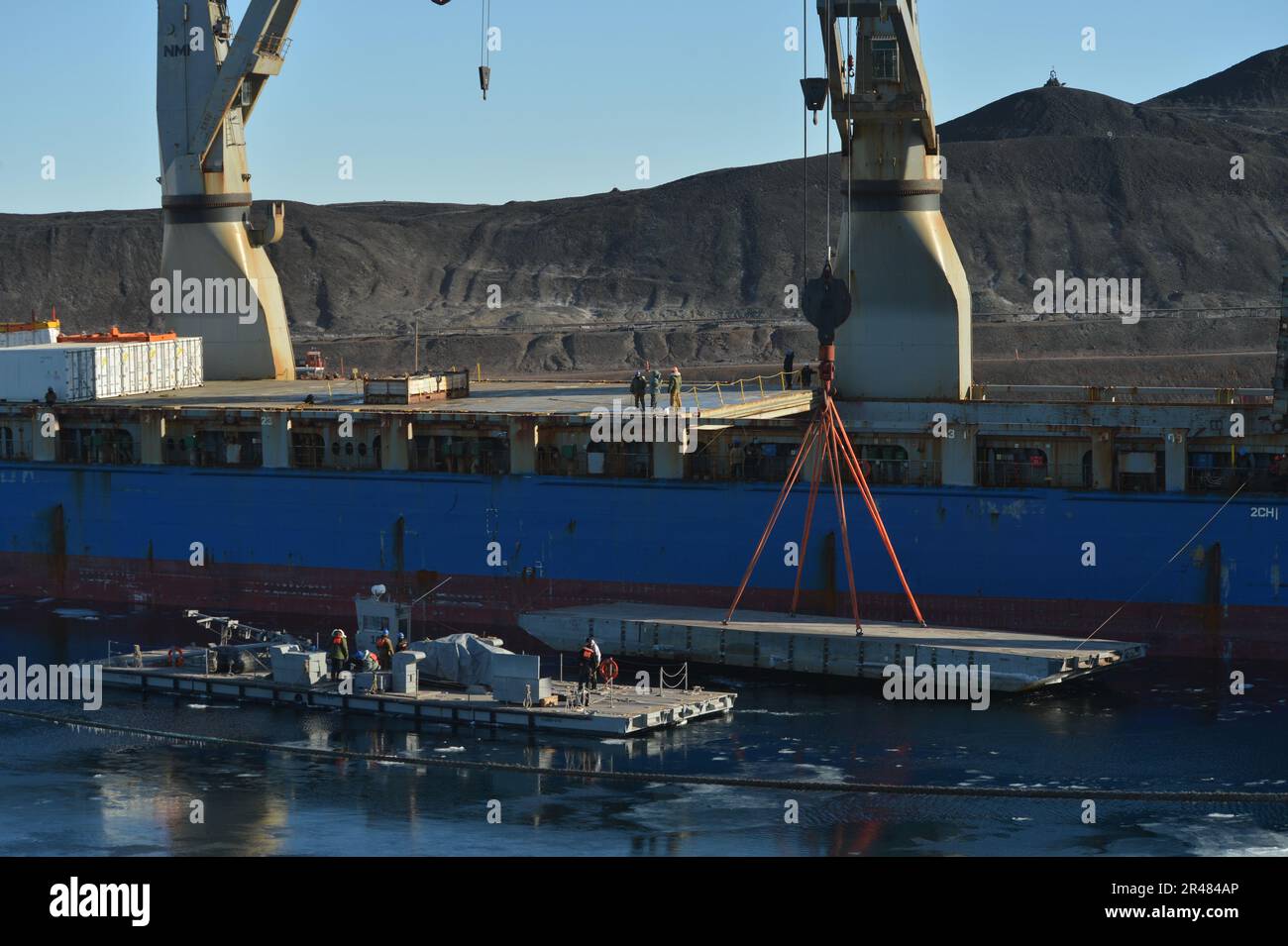 Sailors from Navy Cargo Handling Battalion (NCHB) 1 and NCHB-5 offload ...