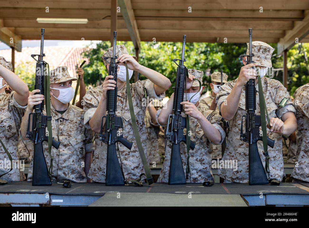 U.S. Marine Corps recruits with Echo Company, 2nd Recruit Training ...