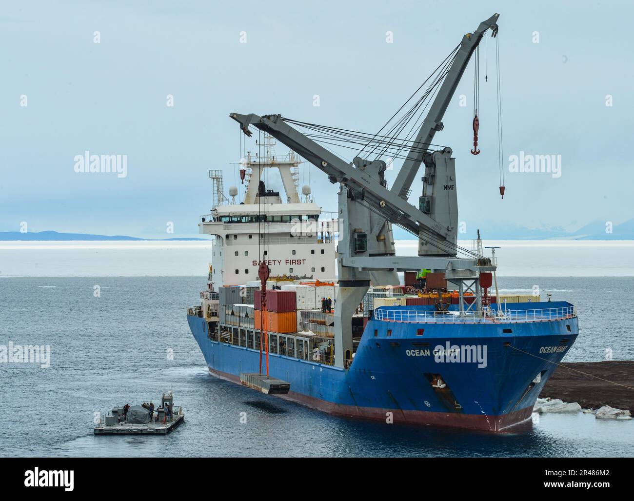 Sailors from Navy Cargo Handling Battalion (NCHB) 1 and NCHB-5 offload ...