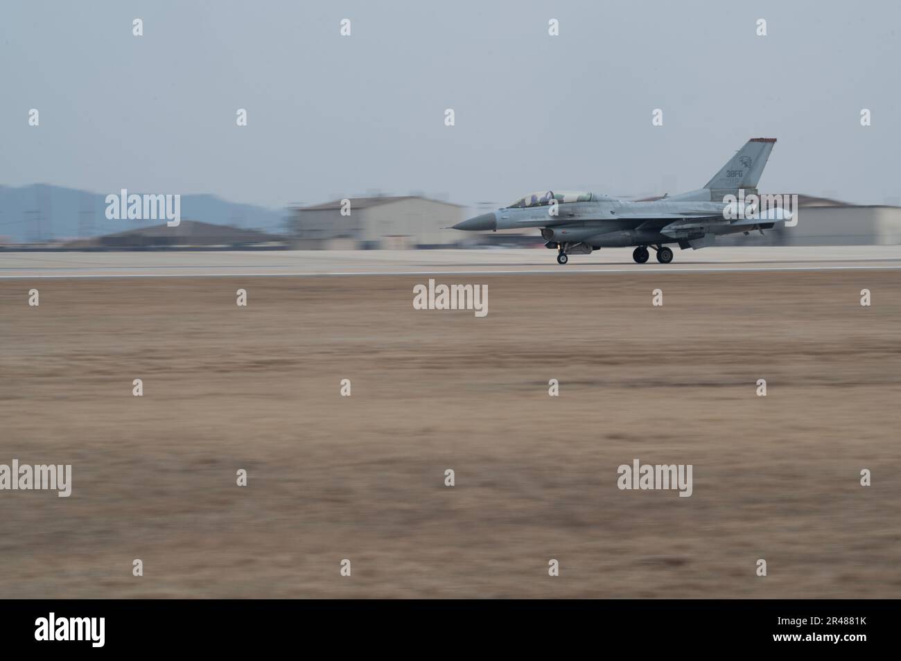 A Republic of Korea (ROK) Air Force 38th Fighter Group KF-16 Fighting ...
