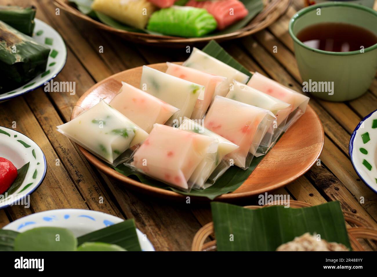 Kue cantik manis hi-res stock photography and images - Alamy