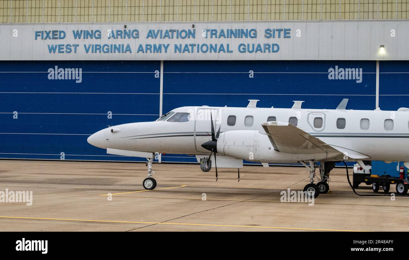 Pilots and crew from the West Virginia National Guard’s Counter Drug ...