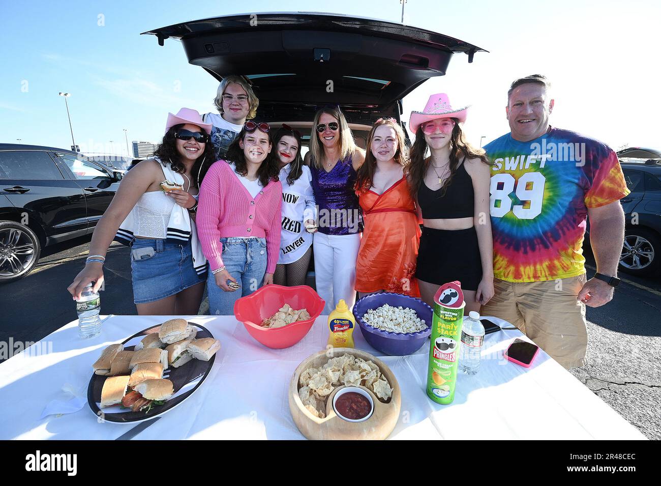 East Rutherford, USA. 26th May, 2023. Members of the Dahoney family ...