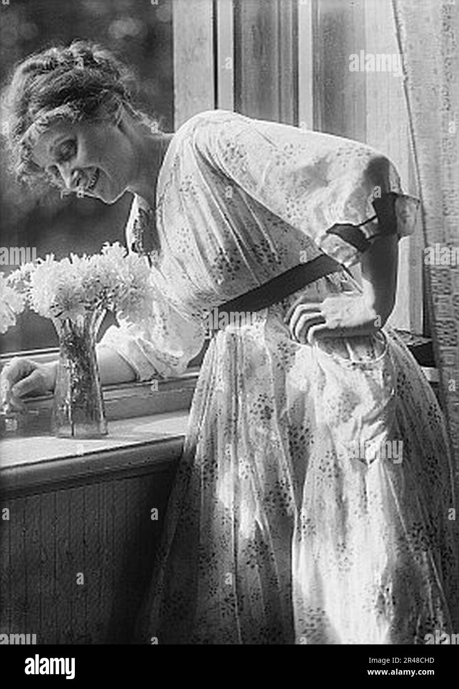 Ursula Richter (photographer) - self portrait at the window - df ...