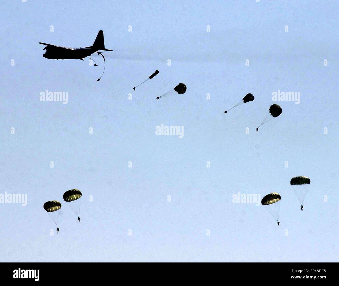 US 82nd Airborne Division paratroopers jump Stock Photo - Alamy