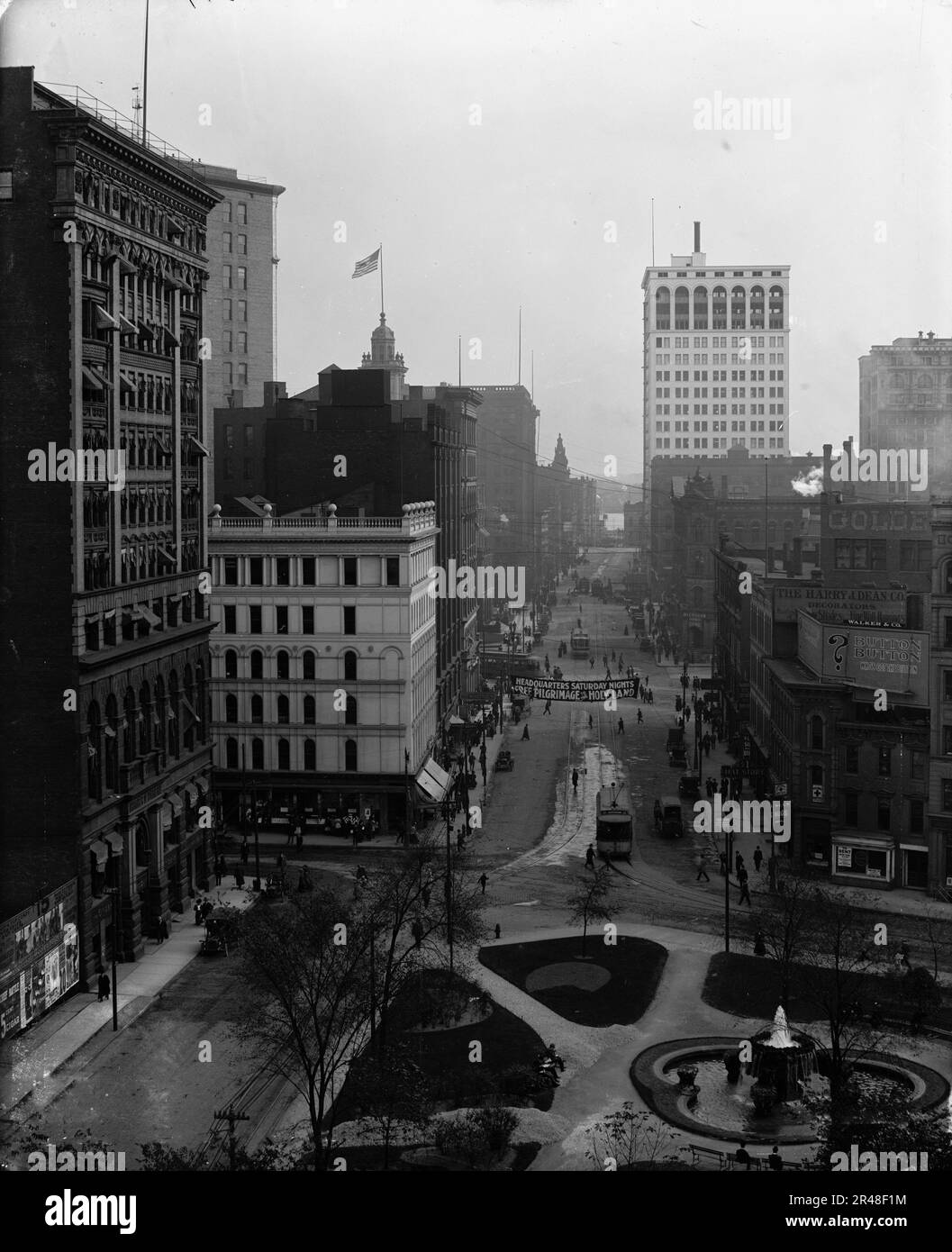 Detroit street scene with people hi-res stock photography and images ...