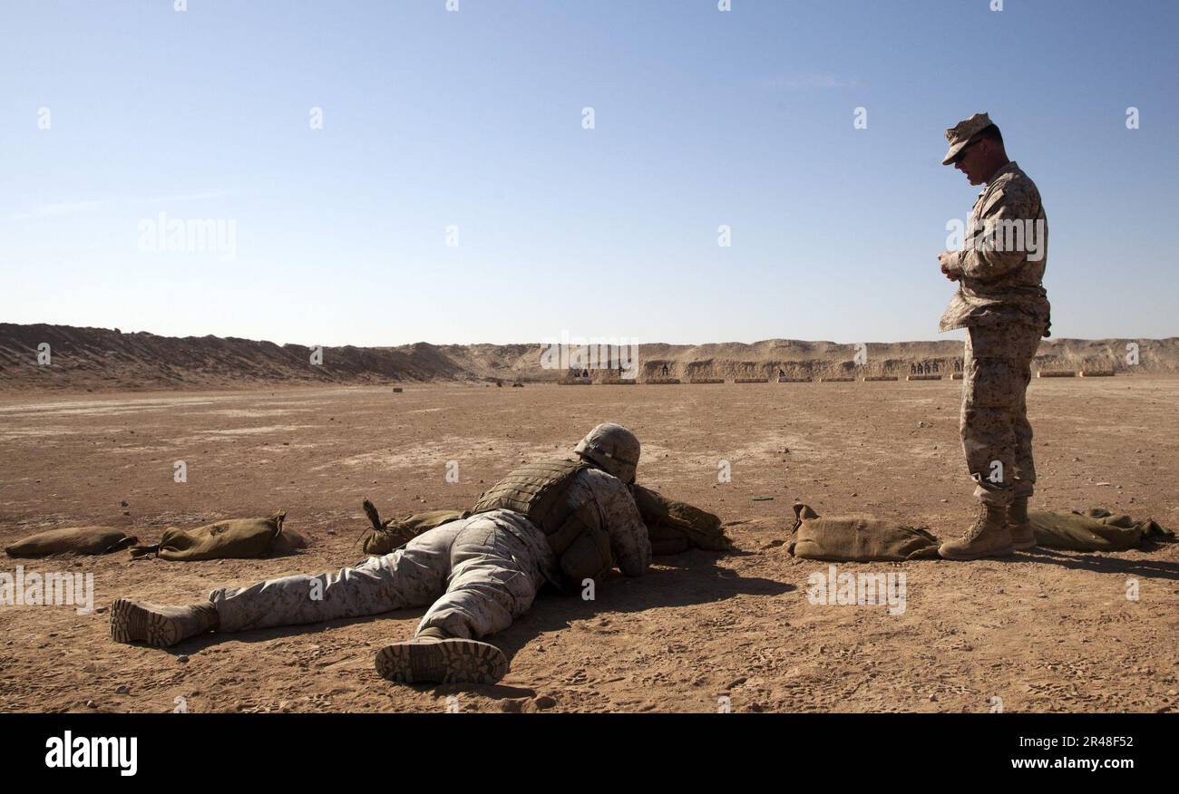 US Marine Gunner overseeing marksmanship training Stock Photo - Alamy