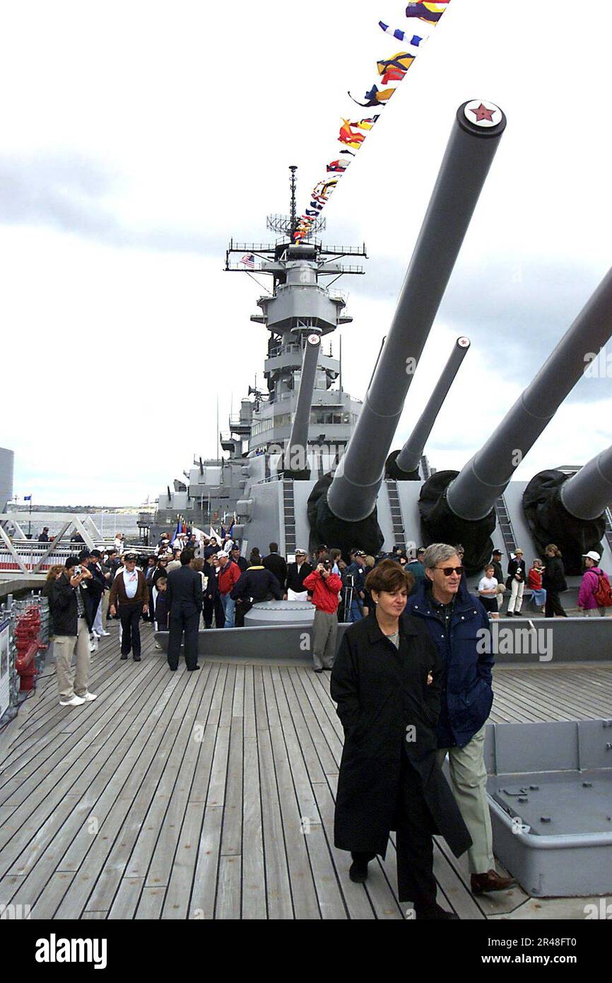 US Navy Visitors tour the battleship USS Wisconsin Stock Photo - Alamy