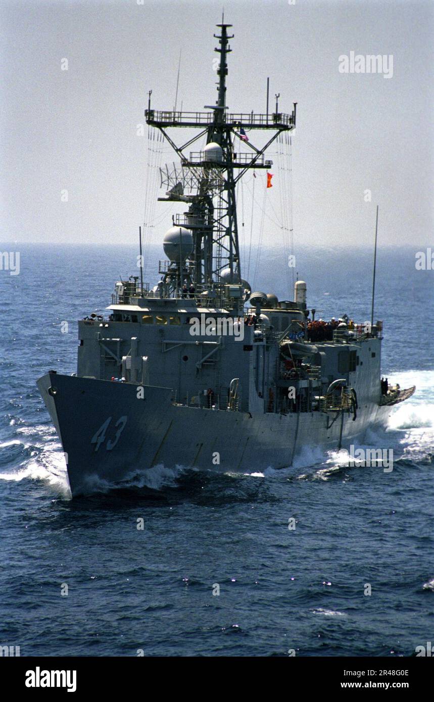 US Navy The guided missile frigate USS Thach (FFG-43) comes alongside ...