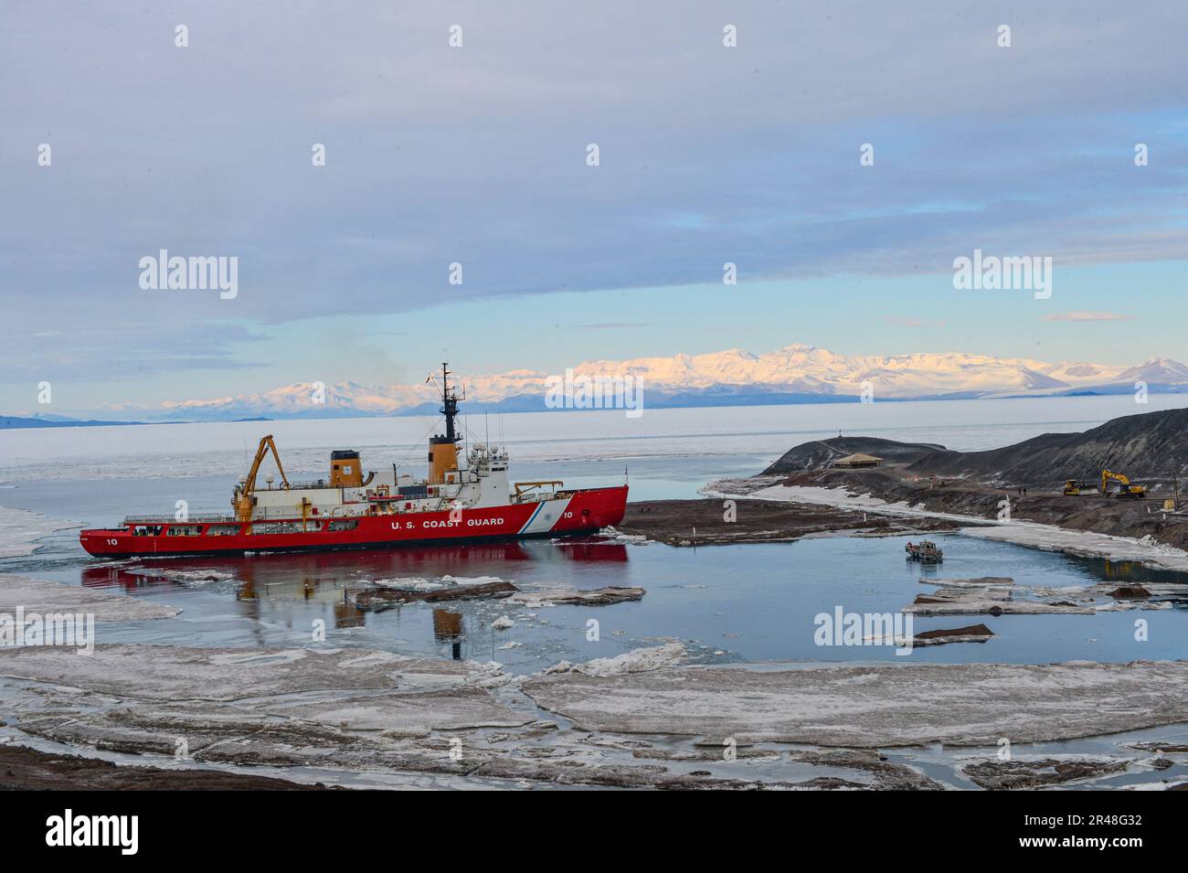 The heavy ice breaker USCGC Polar Star (WAGB 10) moves the ice pier at ...