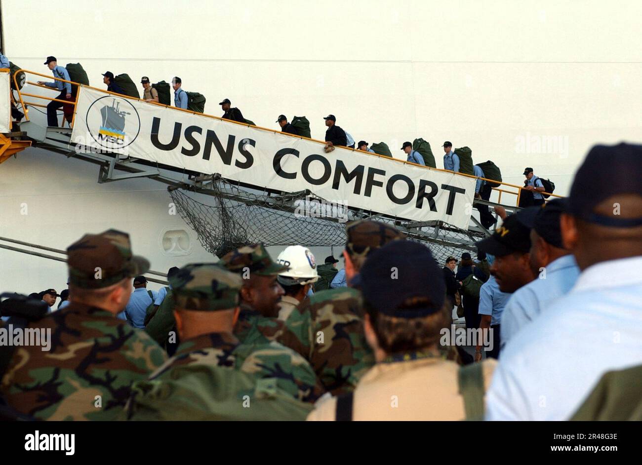 US Navy Crewmembers board USNS Comfort Stock Photo - Alamy